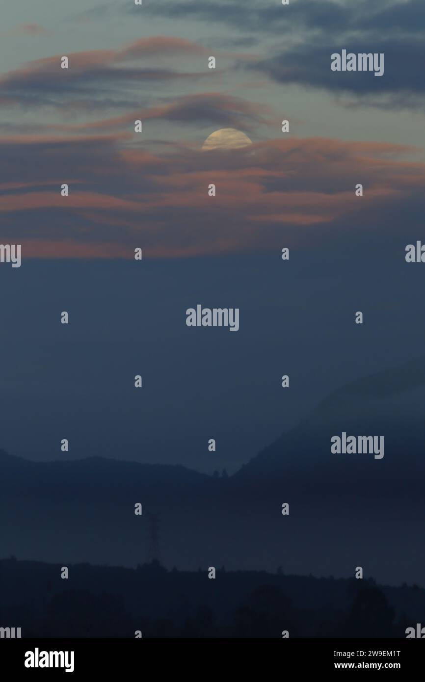 Bogota-Colombia- 27-12-2023. Vista generale dell'ultima luna piena del ...