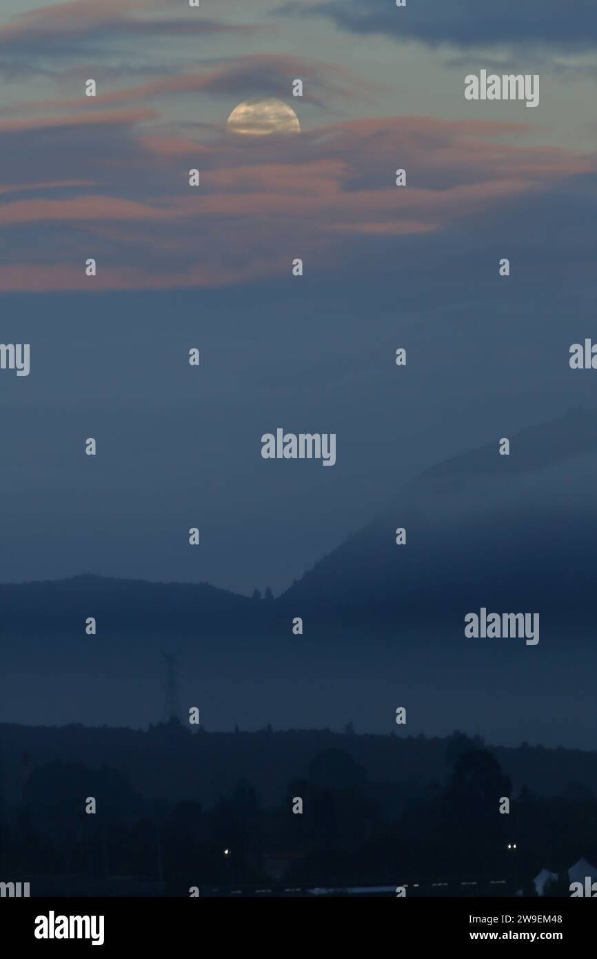 Bogota-Colombia- 27-12-2023. Vista generale dell'ultima luna piena del ...