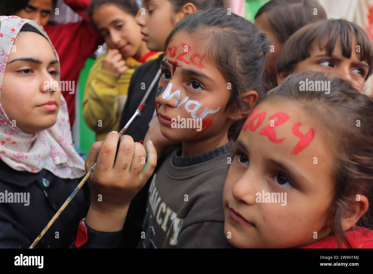 L'artista palestinese Menna Allah Hamouda, 20 anni, sta disegnando 2024 ...