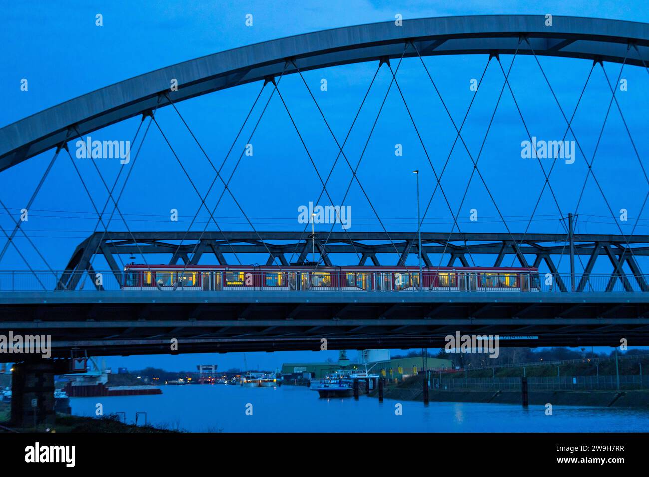 Der fertig gestellte Neubau des Karl-Lehr-Brückenzug, über die Ruhr und ...