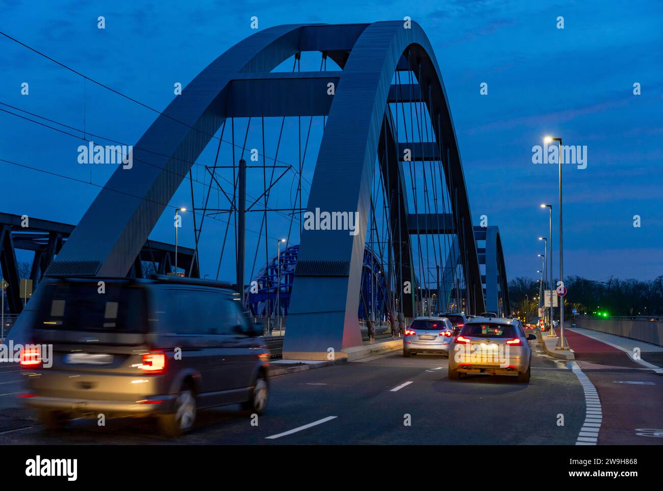 Der fertig gestellte Neubau des Karl-Lehr-Brückenzug, über die Ruhr und ...