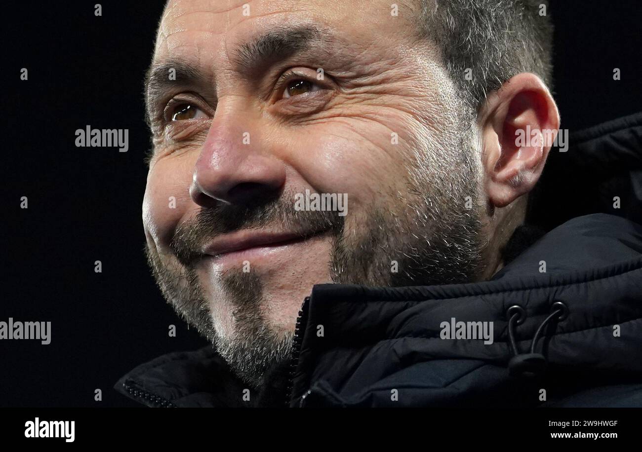 Brighton e il manager di Hove Albion Roberto De Zerbi arrivano per la ...
