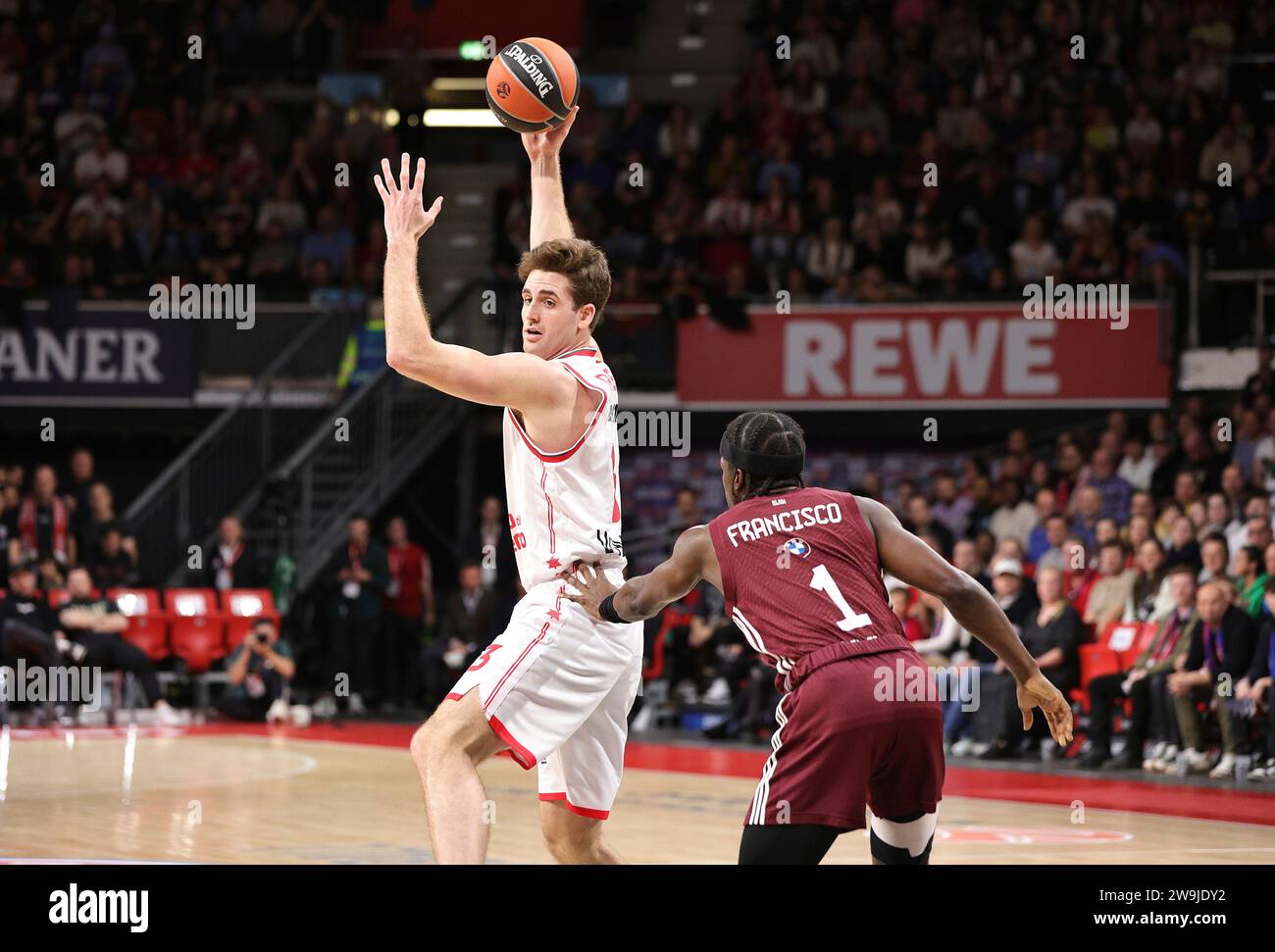 Nathan Reuvers (Valencia Basket, n. 3) behauptet den Ball gegen Sylvain ...