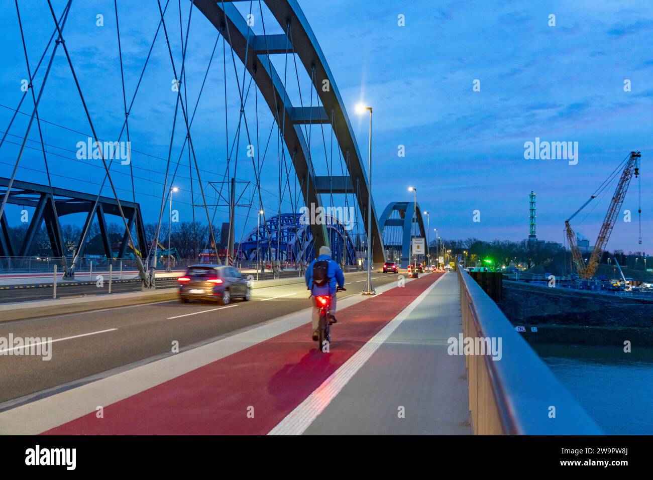 La nuova costruzione completata del ponte Karl Lehr, sopra la Ruhr e il ...
