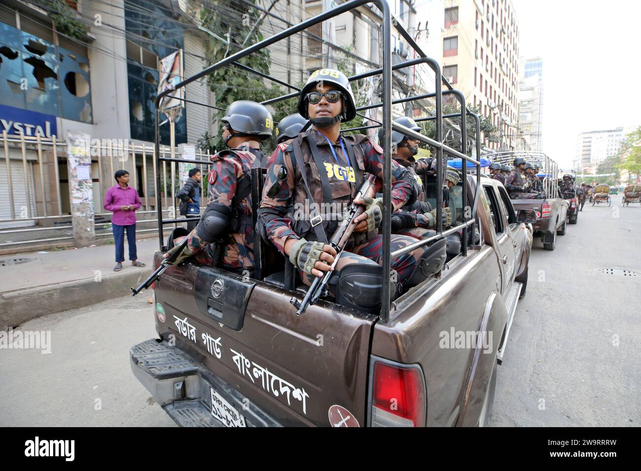 I membri della Border Guard Bangladesh (BGB) stanno A guardia in Una ...