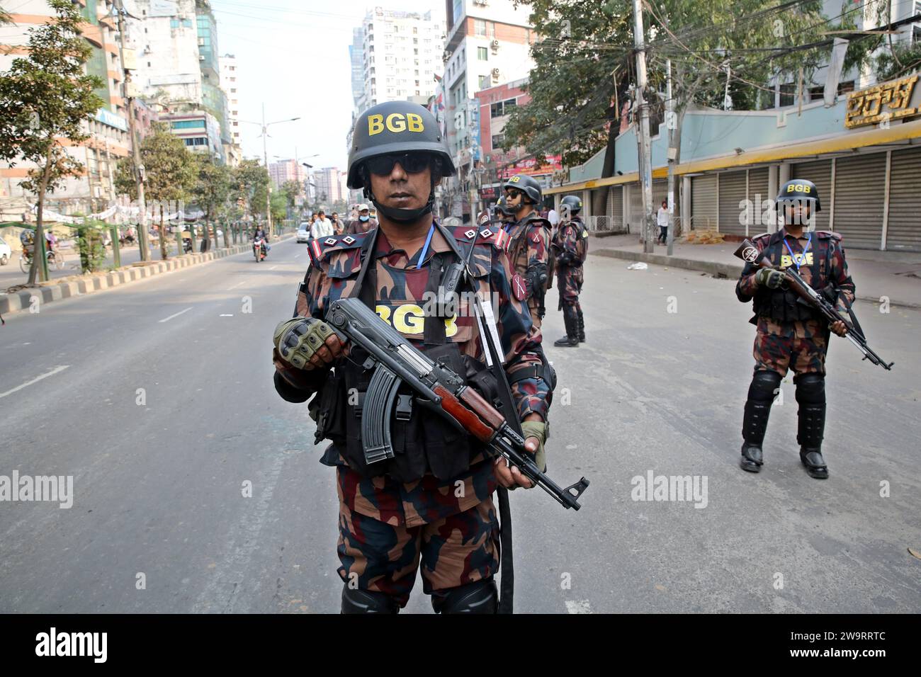 I membri della Border Guard Bangladesh (BGB) stanno A guardia in Una ...