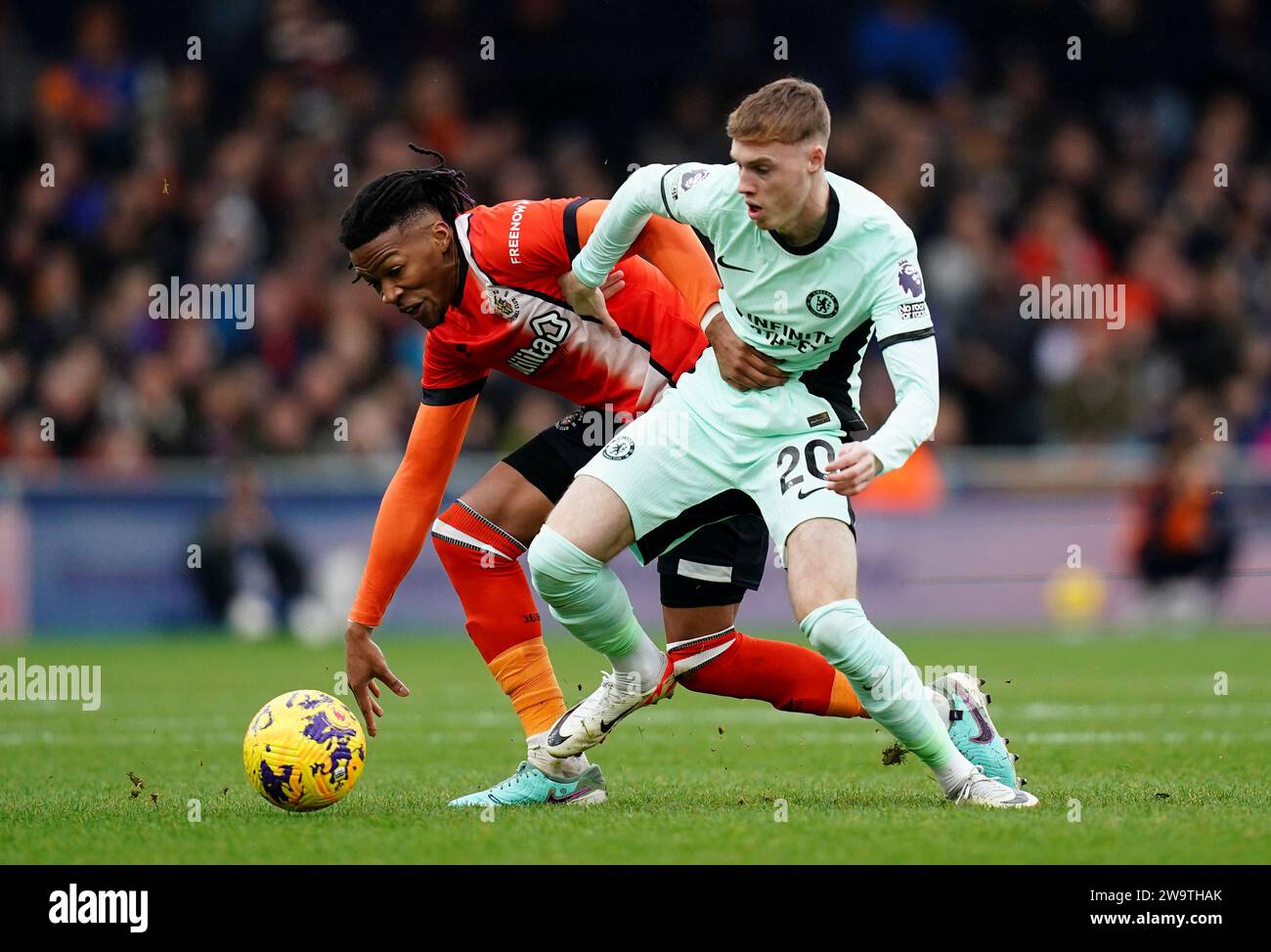 Gabriel Osho di Luton Town (a sinistra) e Cole Palmer del Chelsea si ...