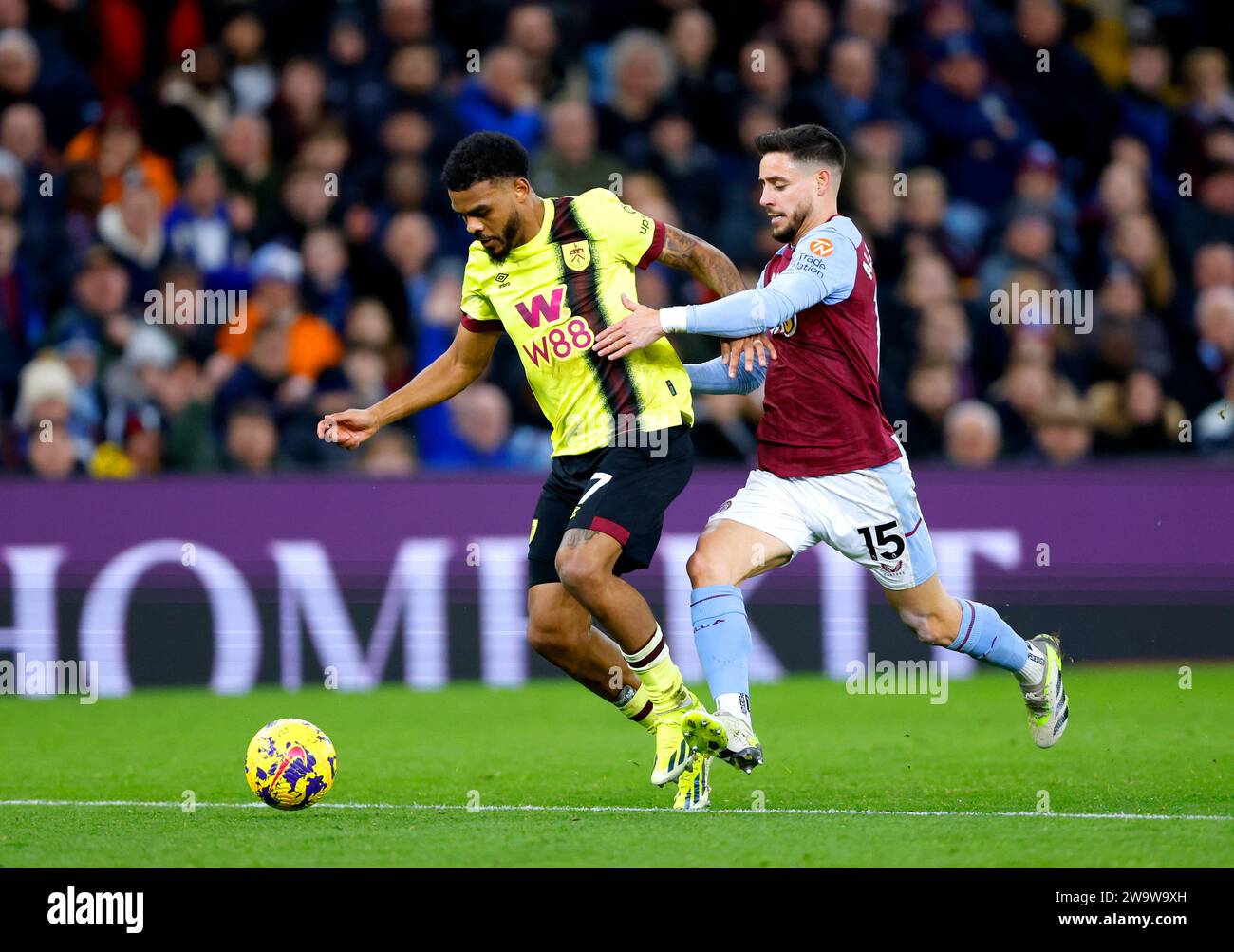 Lyle Foster di Burnley (a sinistra) si batte per il pallone con Alex ...