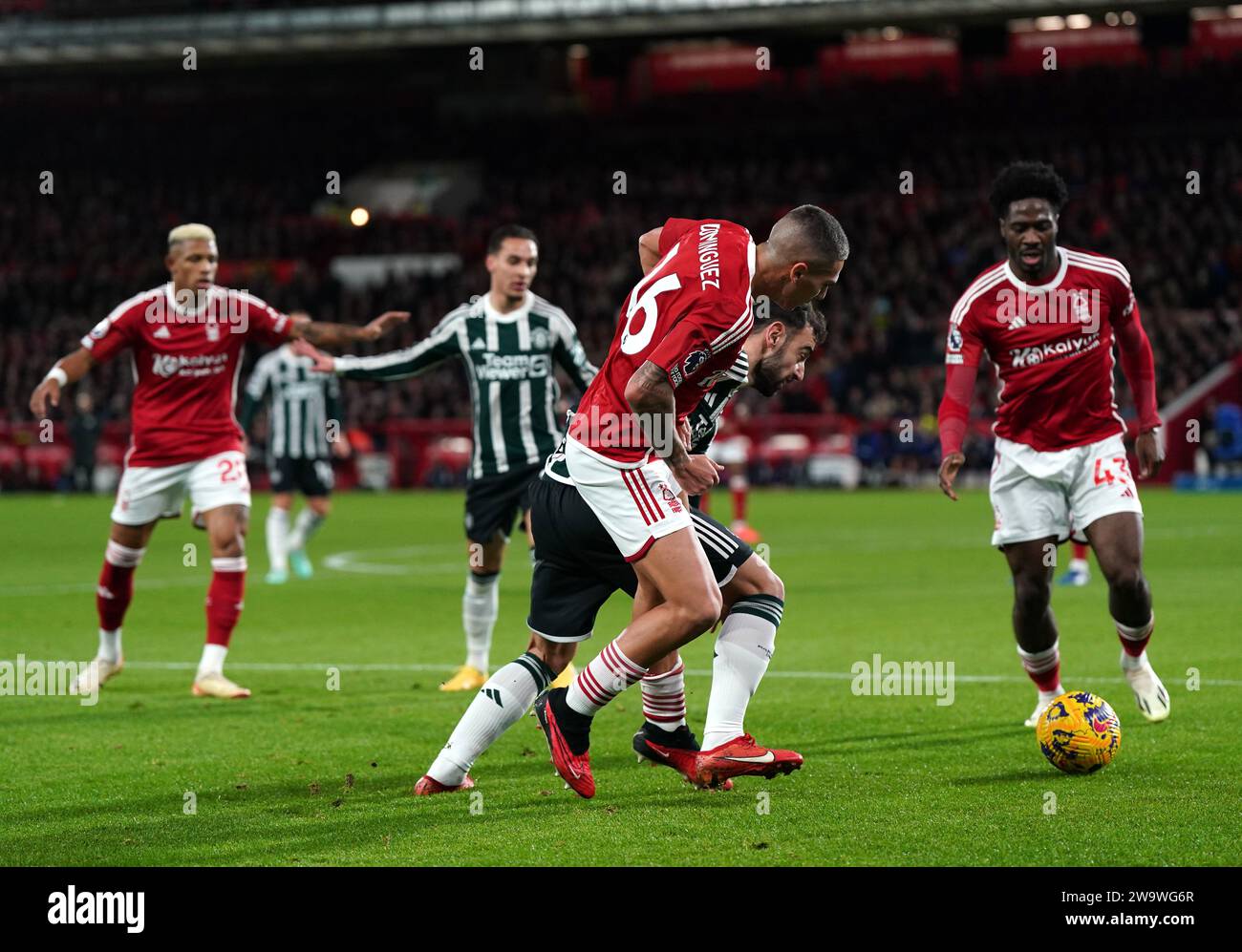 Nicolas Dominguez del Nottingham Forest e Bruno Fernandes del ...