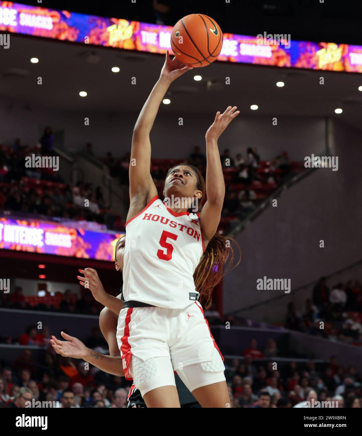 30 dicembre 2023: La guardia di Houston N'Yah Boyd (5) va a segno ...