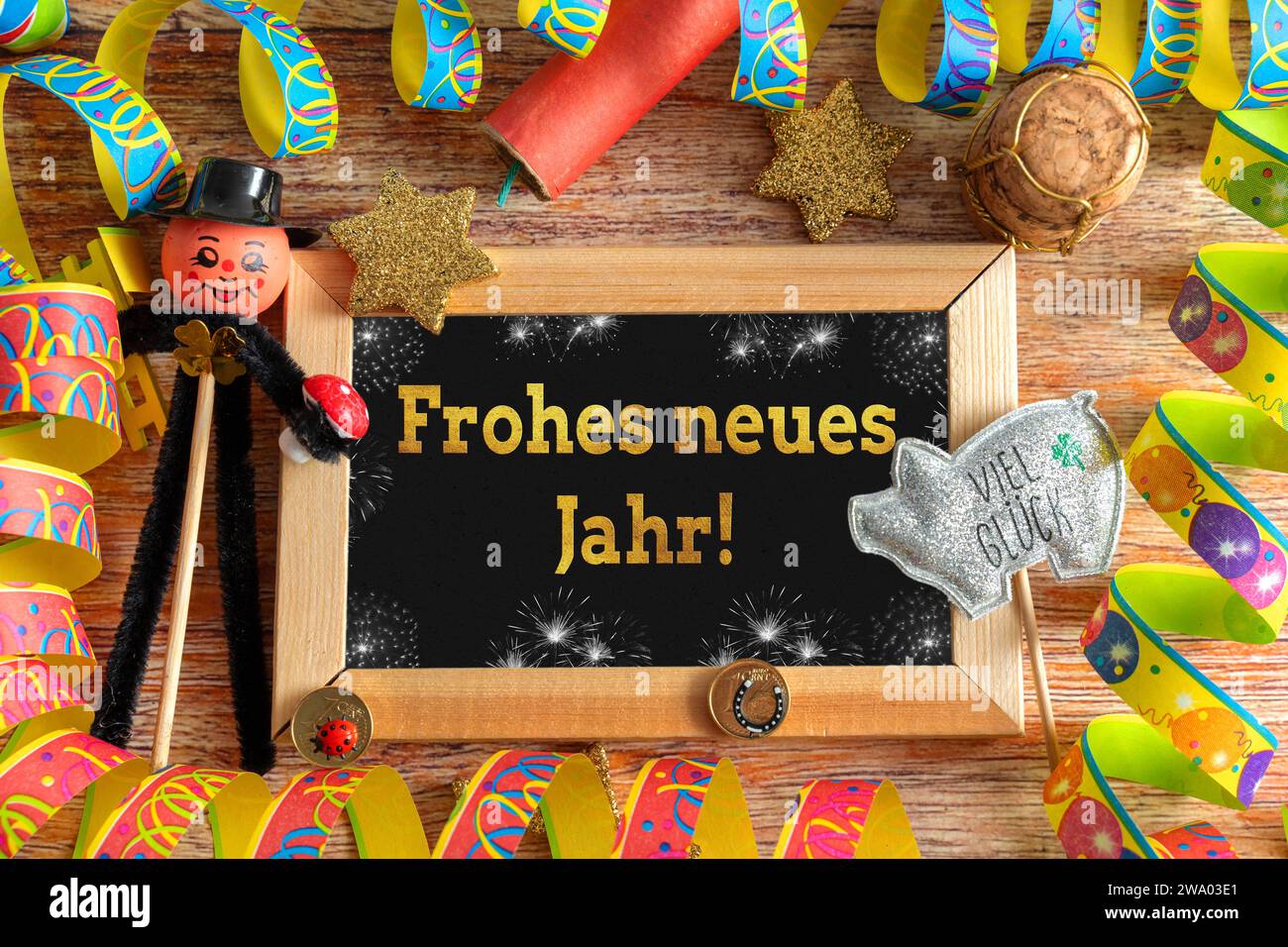 31 dicembre 2023: Felice anno nuovo saluto su una lavagna accanto alla ...