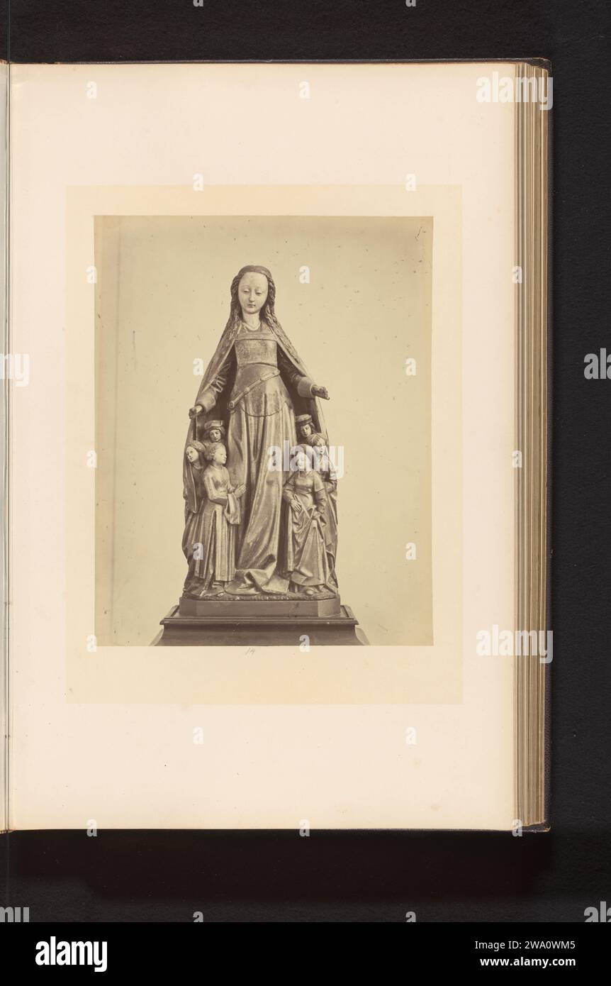 Scultura di quercia colorata di Maria che nasconde monaci e monache ...