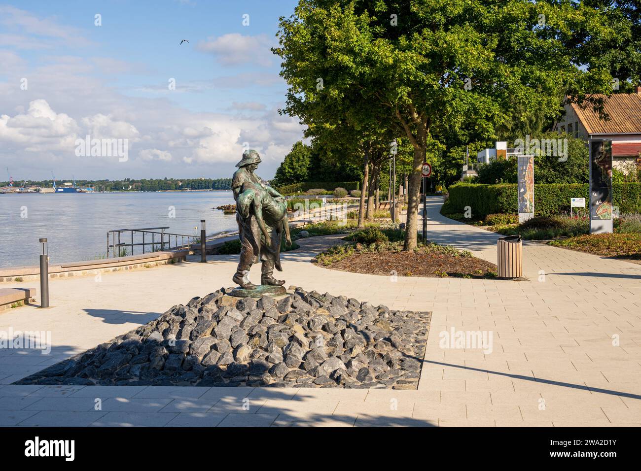 Kieler Förde Früh morgens an der Heikendorfer Strandpromenade am ...