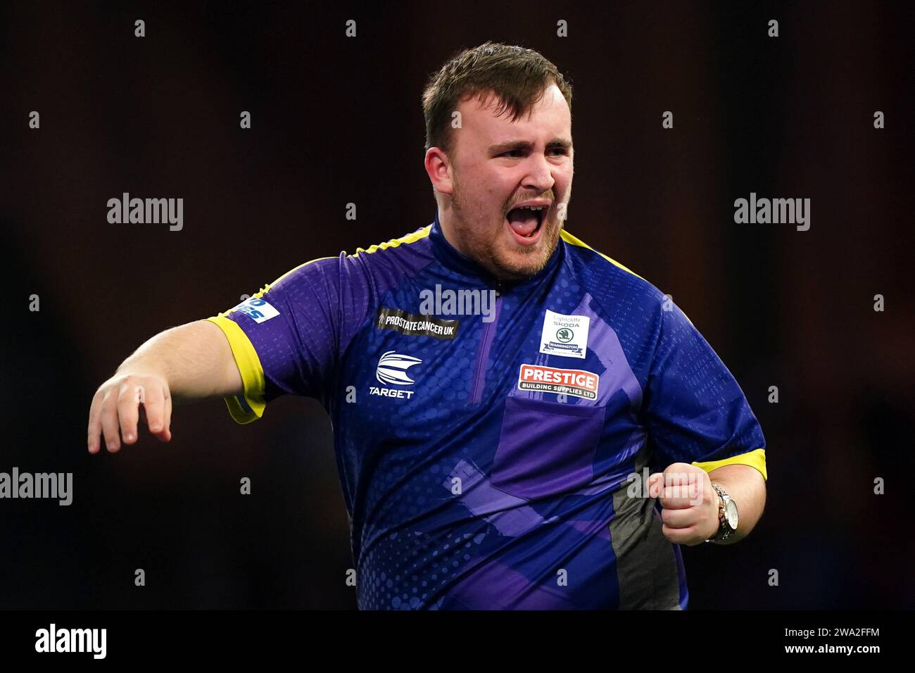 Luke Littler reagisce durante il suo match contro Brendan Dolan (a ...
