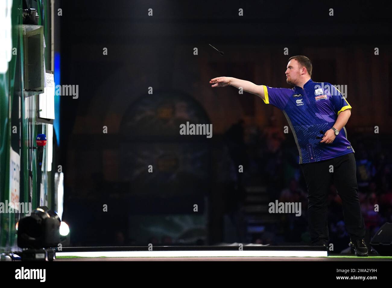 Luke Littler in azione contro Brendan Dolan (non nella foto) il giorno ...