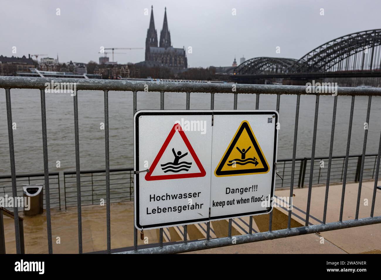 Warnschilder warnen vor dem Hochwasser an der Promenade in Deutz ...