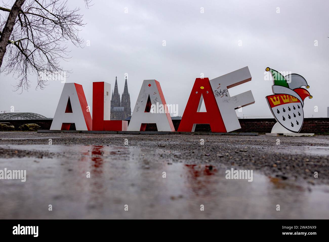 Eine Skulptur mit dem Schriftzug ALAAF am Deutzer Rheinufer im Regen ...