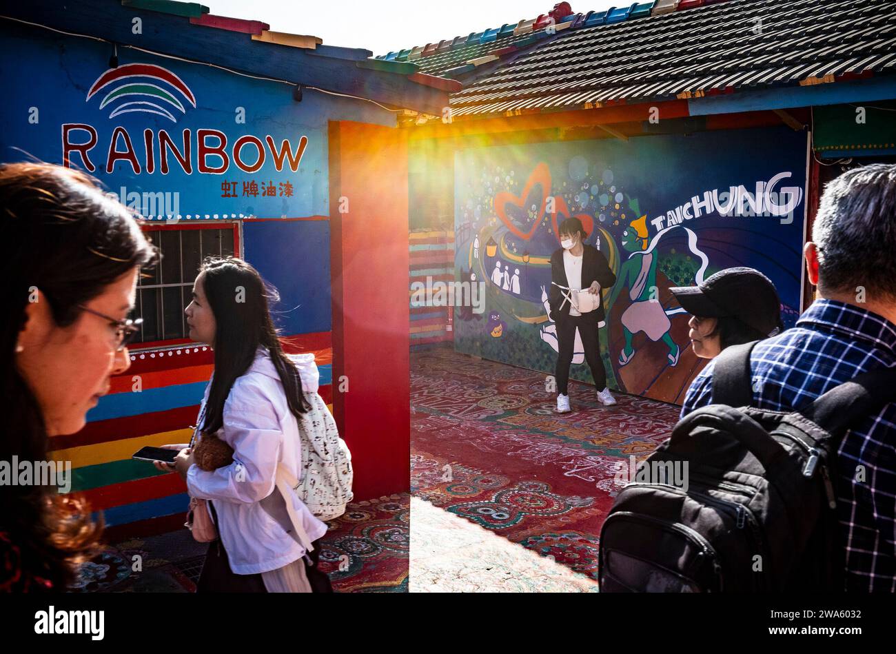 Taichung, Cina. 2 gennaio 2024. La gente interagisce con la vibrante ...