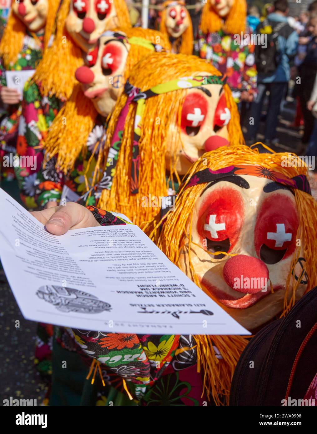 Kinder-Fasnachtsclique tragen eine Larve mit orangenen Haaren und Augen ...