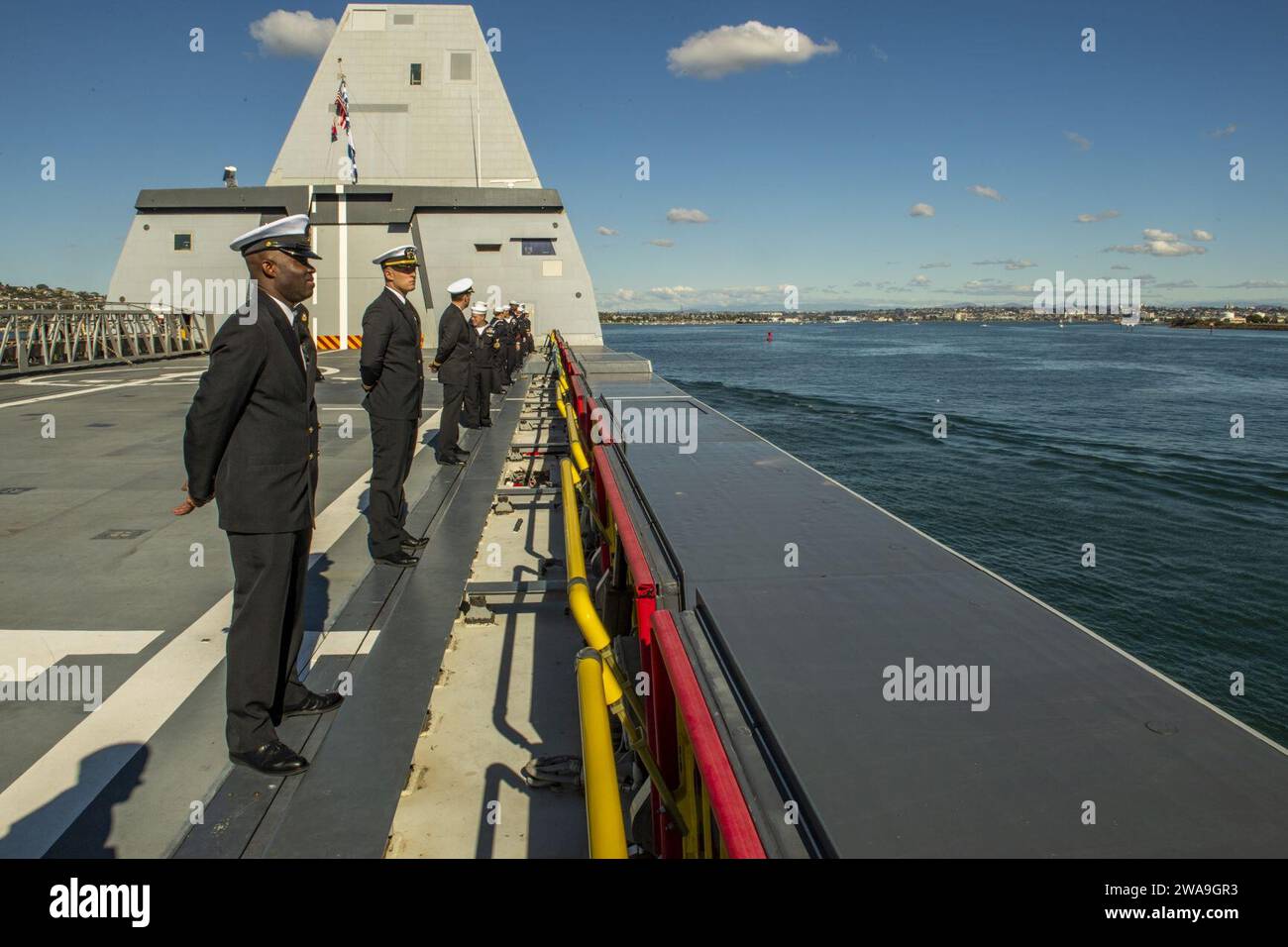 Cacciatorpediniere con missili guidati di classe zumwalt immagini e ...