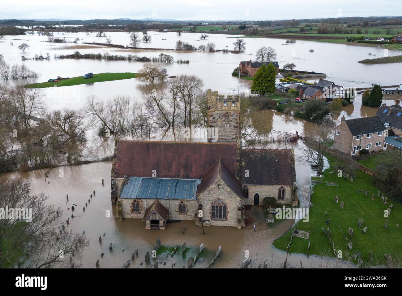 Worcester, 3 gennaio 2024 - St. La chiesa di Deny e il cimitero nel borgo inglese di Severn ...
