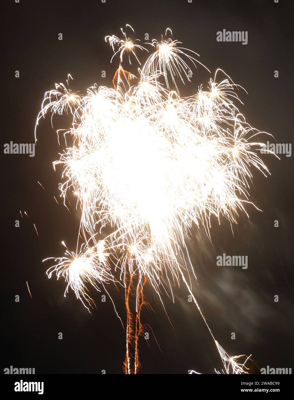 Feuerwerk 31.12.2023, Ostramondra, Feuerwerkskoerper, Feuerwerk, eine ...