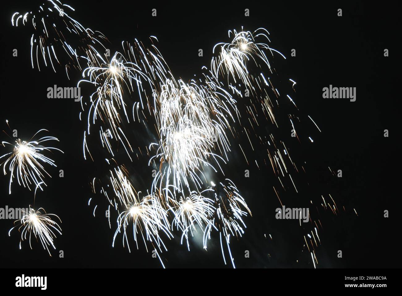 Feuerwerk 31.12.2023, Ostramondra, Feuerwerkskoerper, Feuerwerk, eine ...
