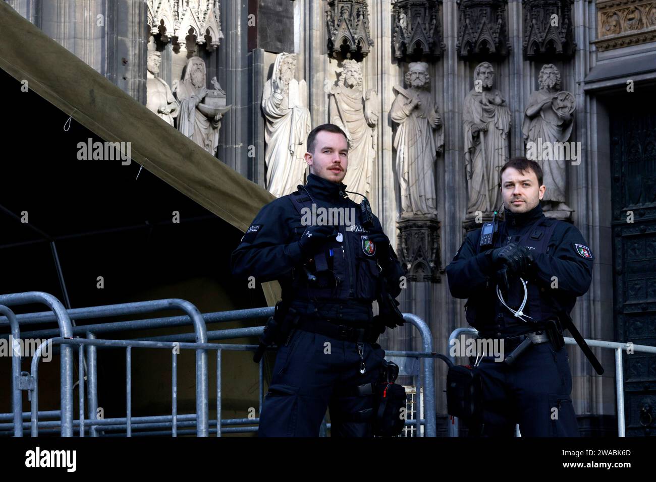 Polizisten an den Einlassschleusen vor dem Kölner Dom. Terroralarm zum ... Polizisten an den Einlassschleusen vor dem Kölner Dom. Terroralarm zum ...