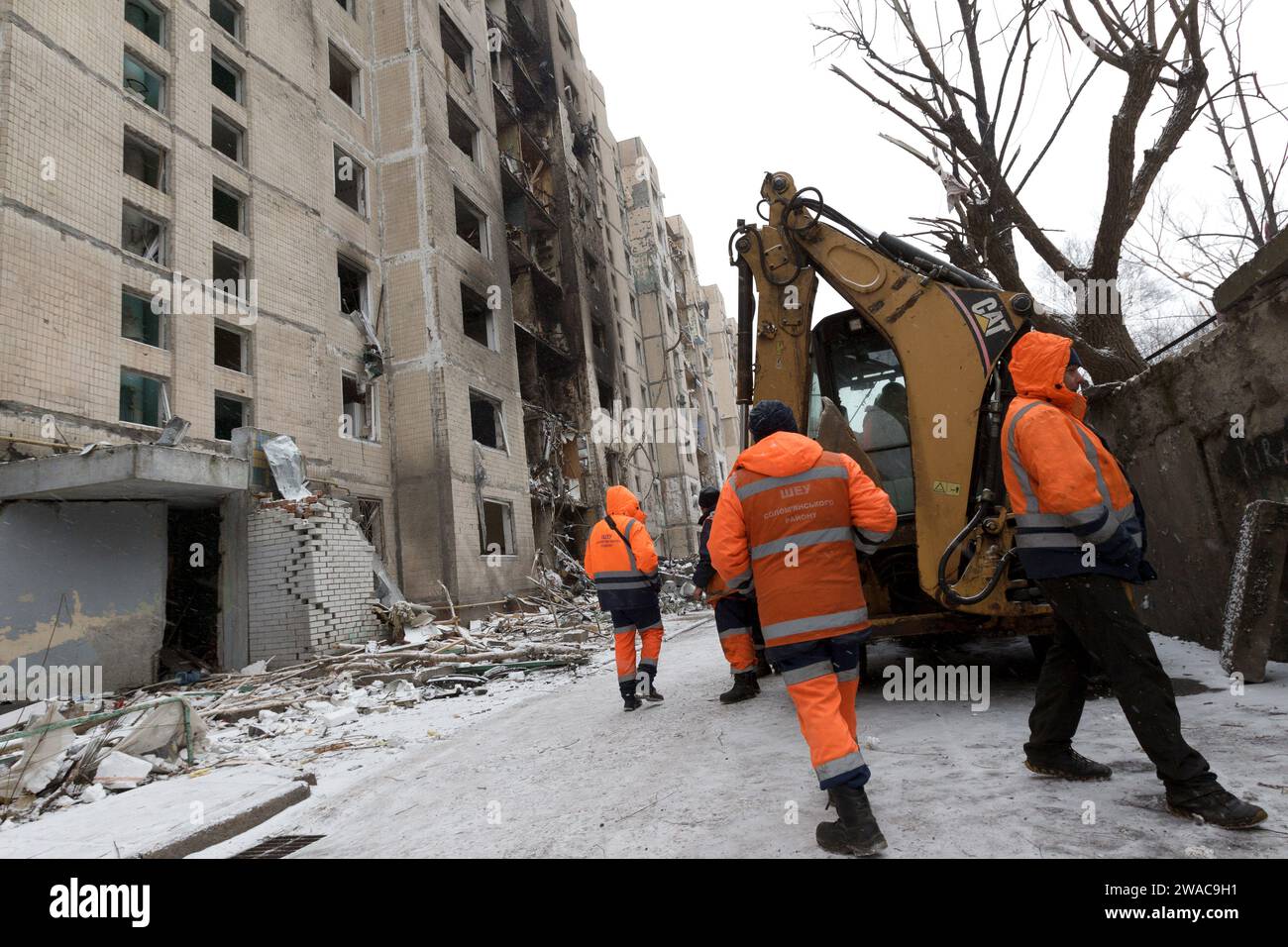 Non esclusiva: KIEV, UCRAINA - 3 GENNAIO 2024 - i lavoratori municipali ...