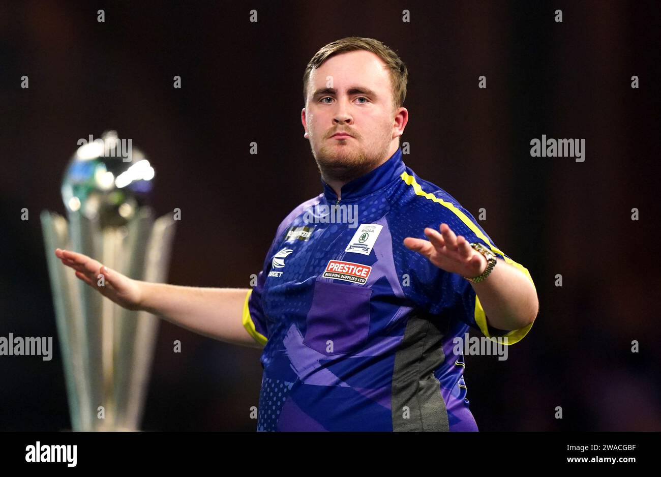 Luke Littler in azione contro Luke Humphries (non nella foto) durante ...