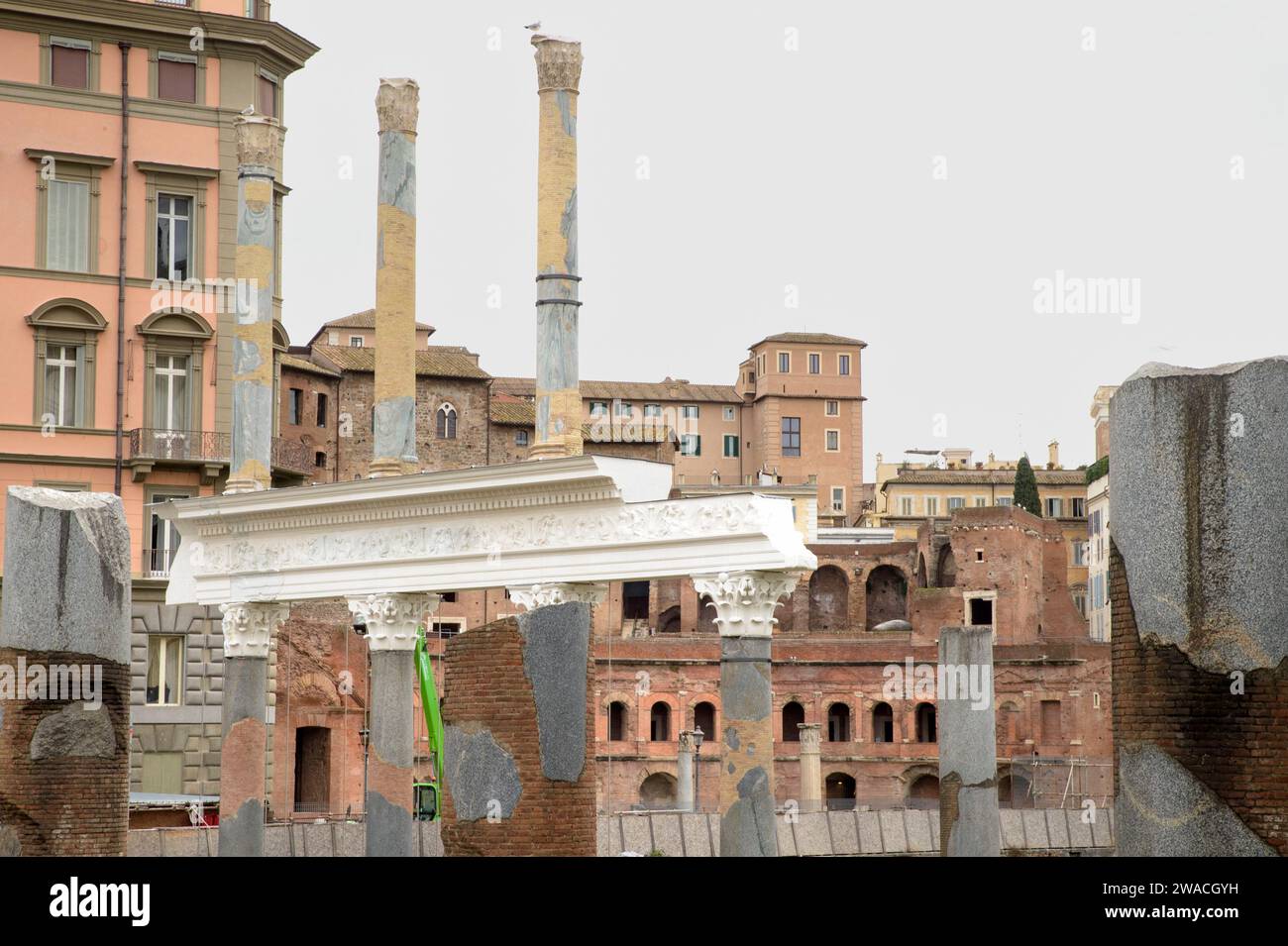 Roma, Italia. 3 gennaio 2024. Le colonne sovrapposte e la porzione del ...