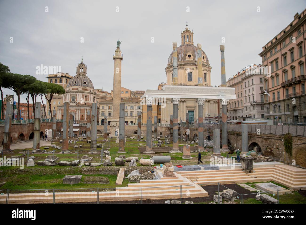 Roma, Italia. 3 gennaio 2024. Le colonne sovrapposte e la porzione del ...