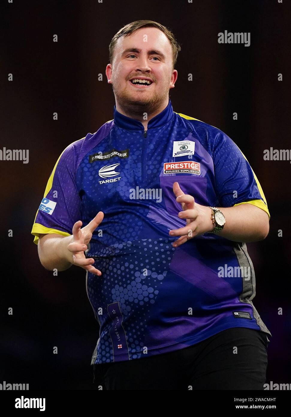 Luke Littler in azione contro Luke Humphries (non nella foto) durante ...