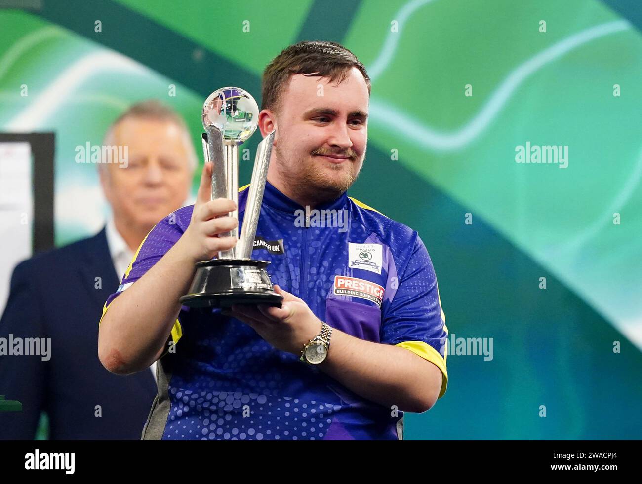 Luke Littler festeggia con il trofeo dei secondi classificati dopo ...