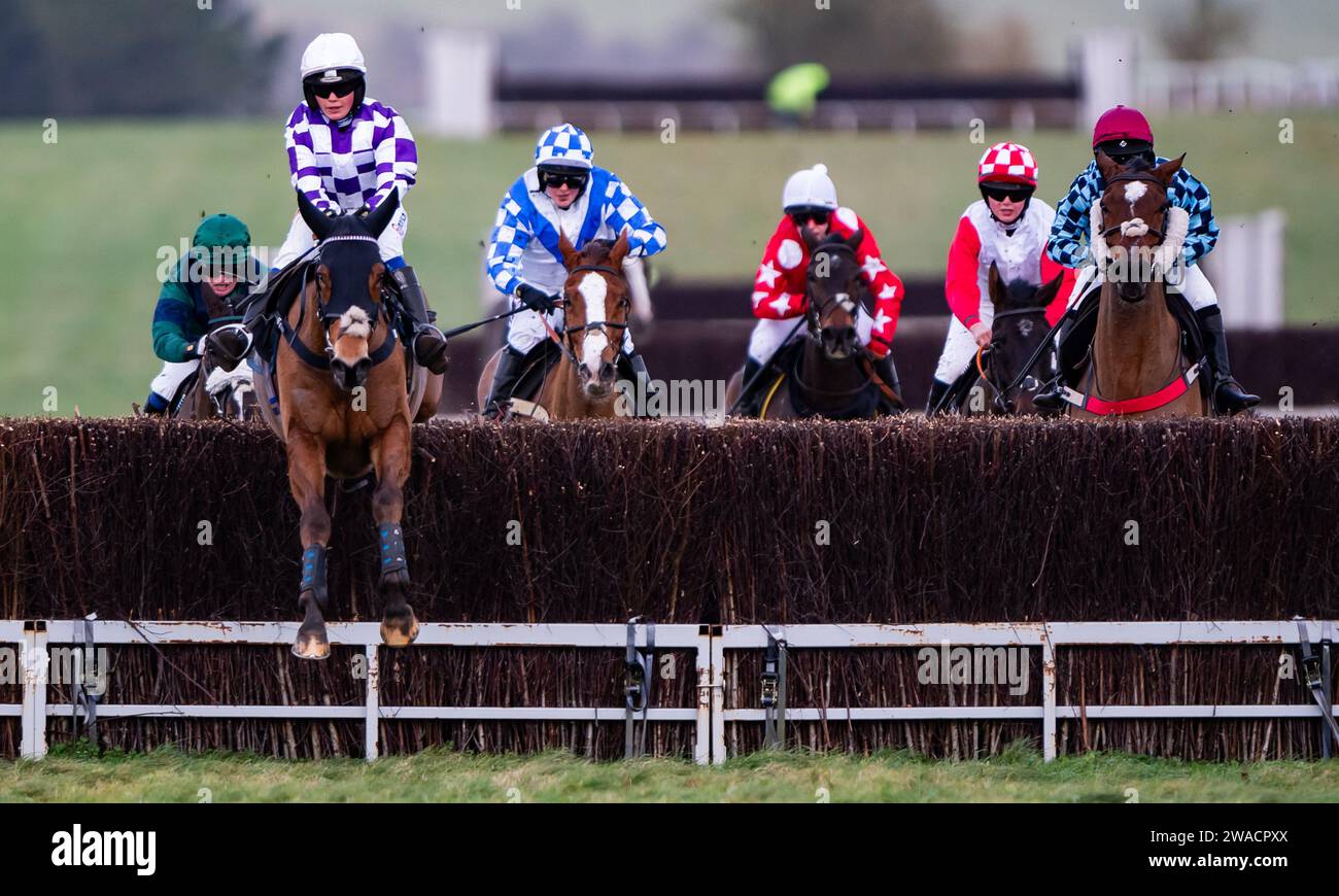 Viroflay e la jockey Miss Olive Nicholls vincono all'ippodromo di ...