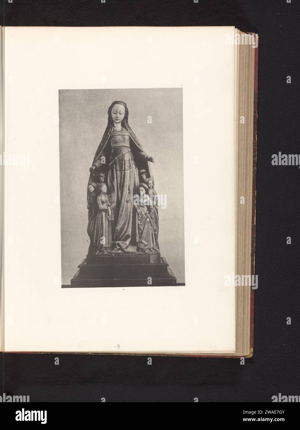 Scultura di quercia colorata di Maria che nasconde monaci e monache ...