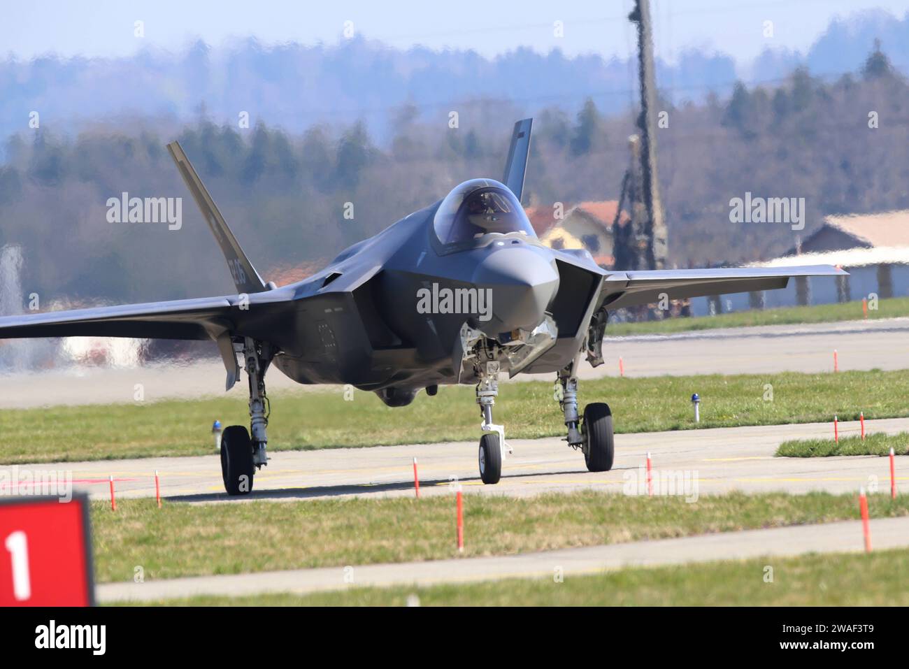 Ein Kampfflugzeug der italienischen Luftwaffe vom Typ Lockheed Martin F ...