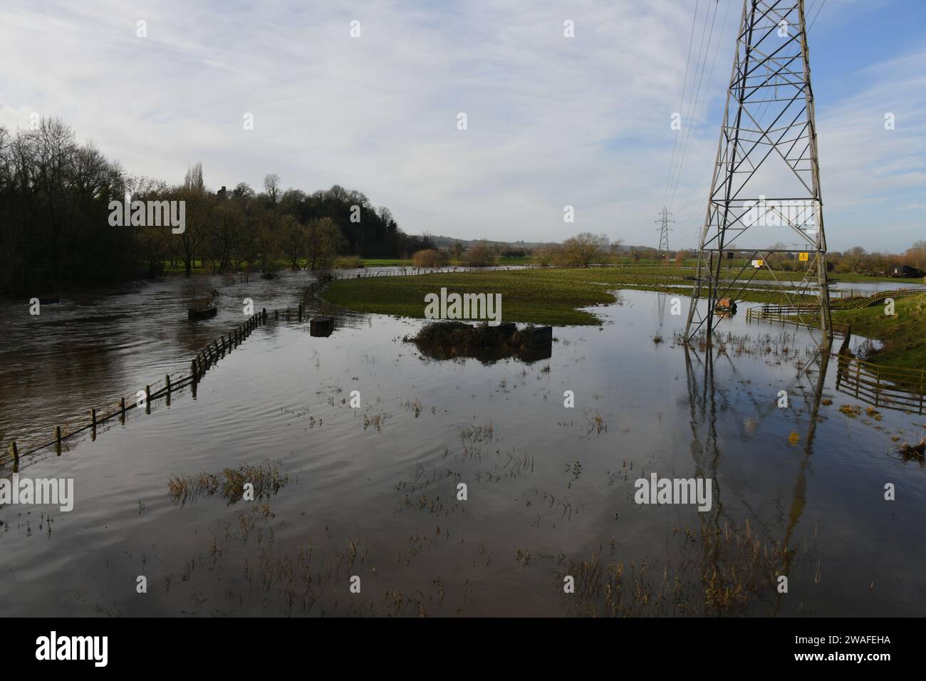 Il fiume dove a Hatton Derbyshire dopo aver rotto le sue sponde a seguito della tempesta Henk ...