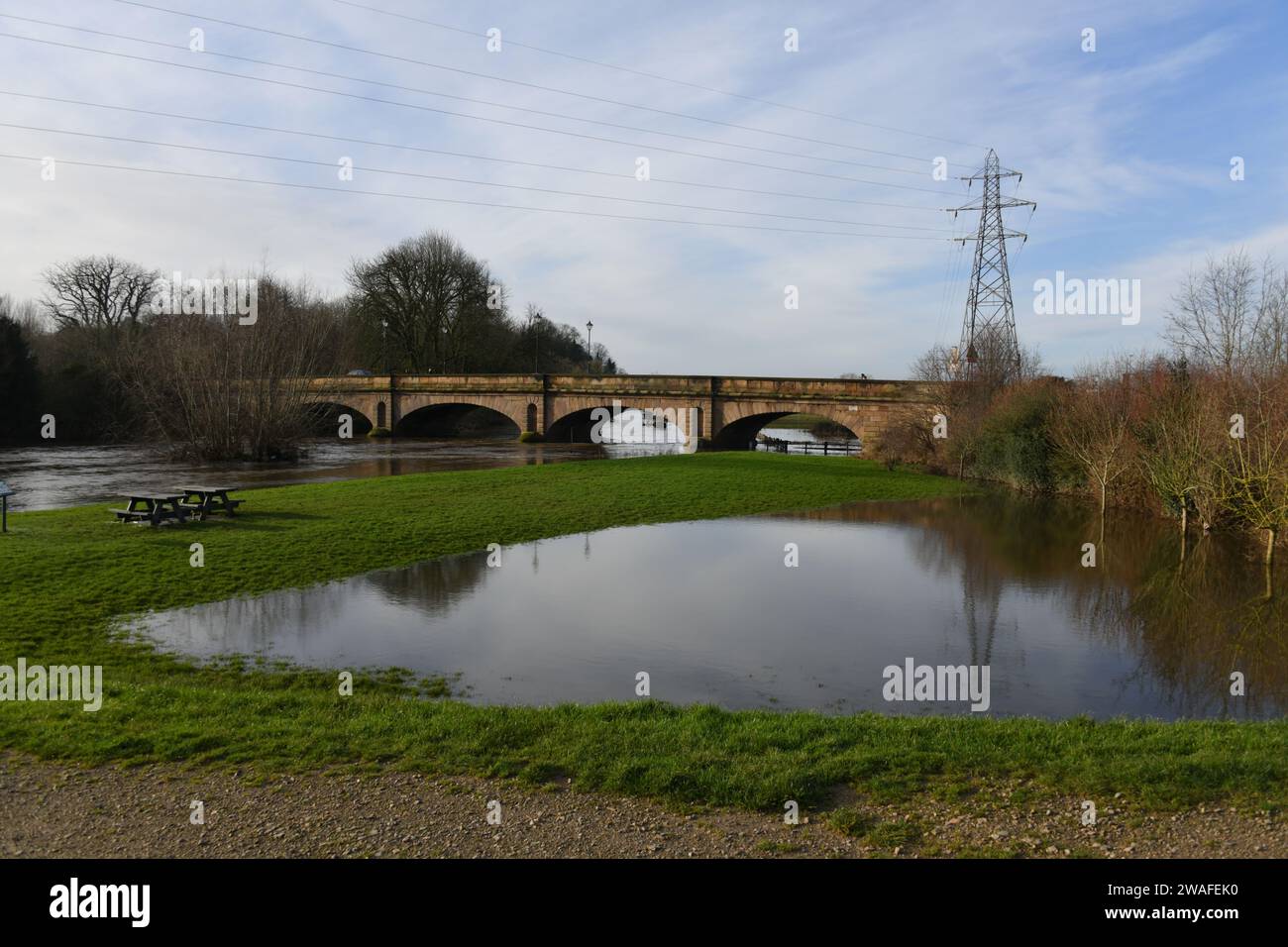 Il fiume dove a Hatton Derbyshire dopo aver rotto le sue sponde a seguito della tempesta Henk ...