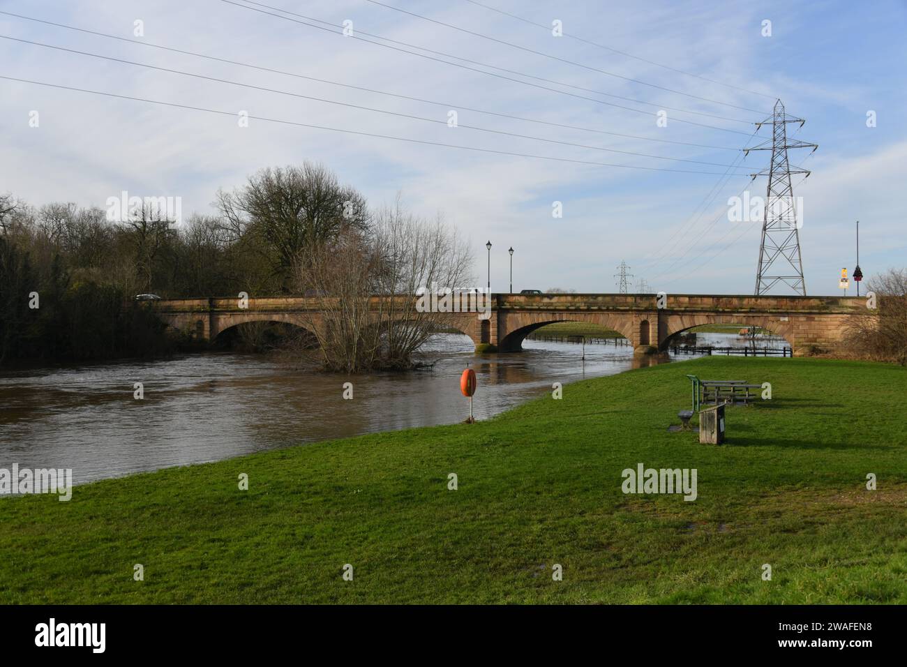 Il fiume dove a Hatton Derbyshire dopo aver rotto le sue sponde a seguito della tempesta Henk ...