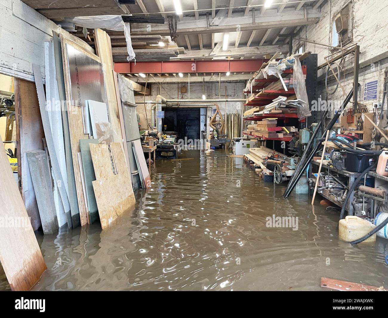 Inonda l'acqua all'interno di Kirk and Bill's, un laboratorio di mobili ...