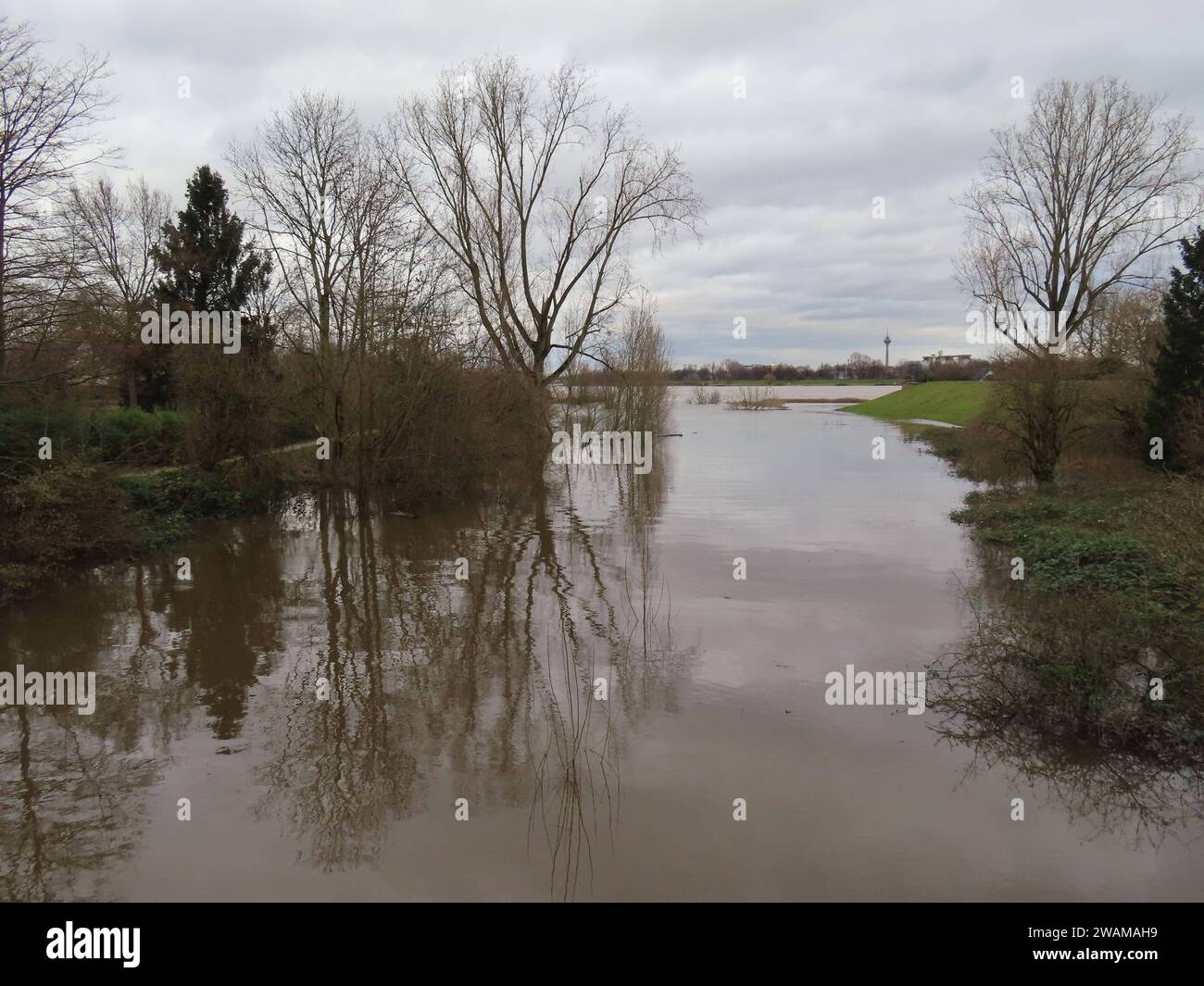Blick auf die Erftmuendung in den Rheinstrom bei Hochwasser Neuss ...