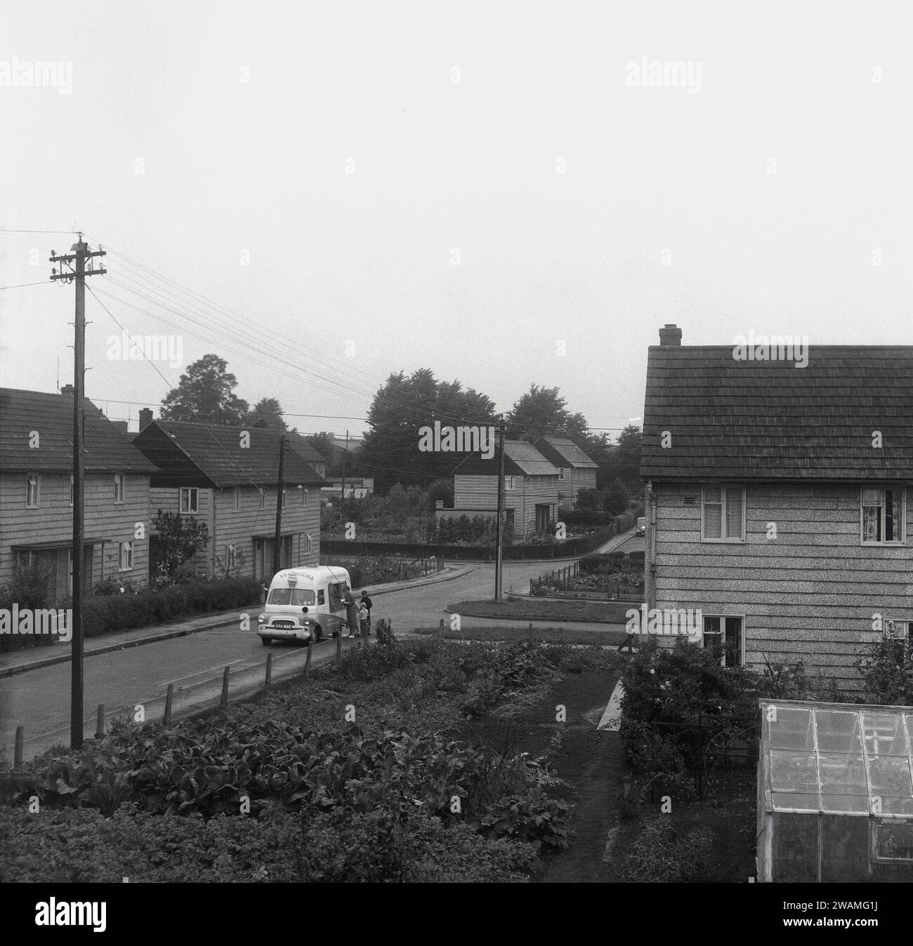 Anni '1960, storica, una madre con bambini piccoli in un furgone del ...