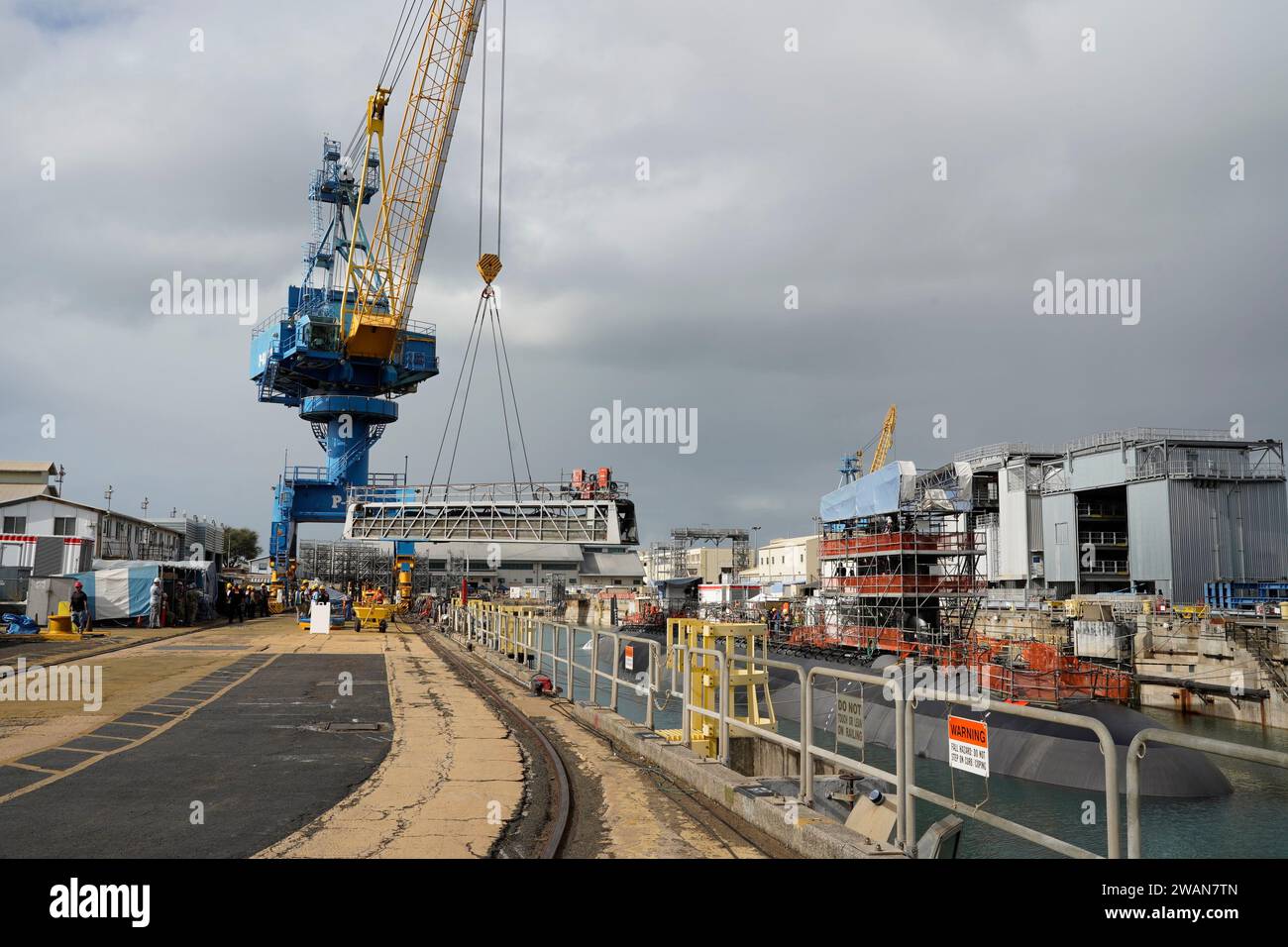 Un operatore di gru del Pearl Harbor Naval Shipyard & Intermediate ...