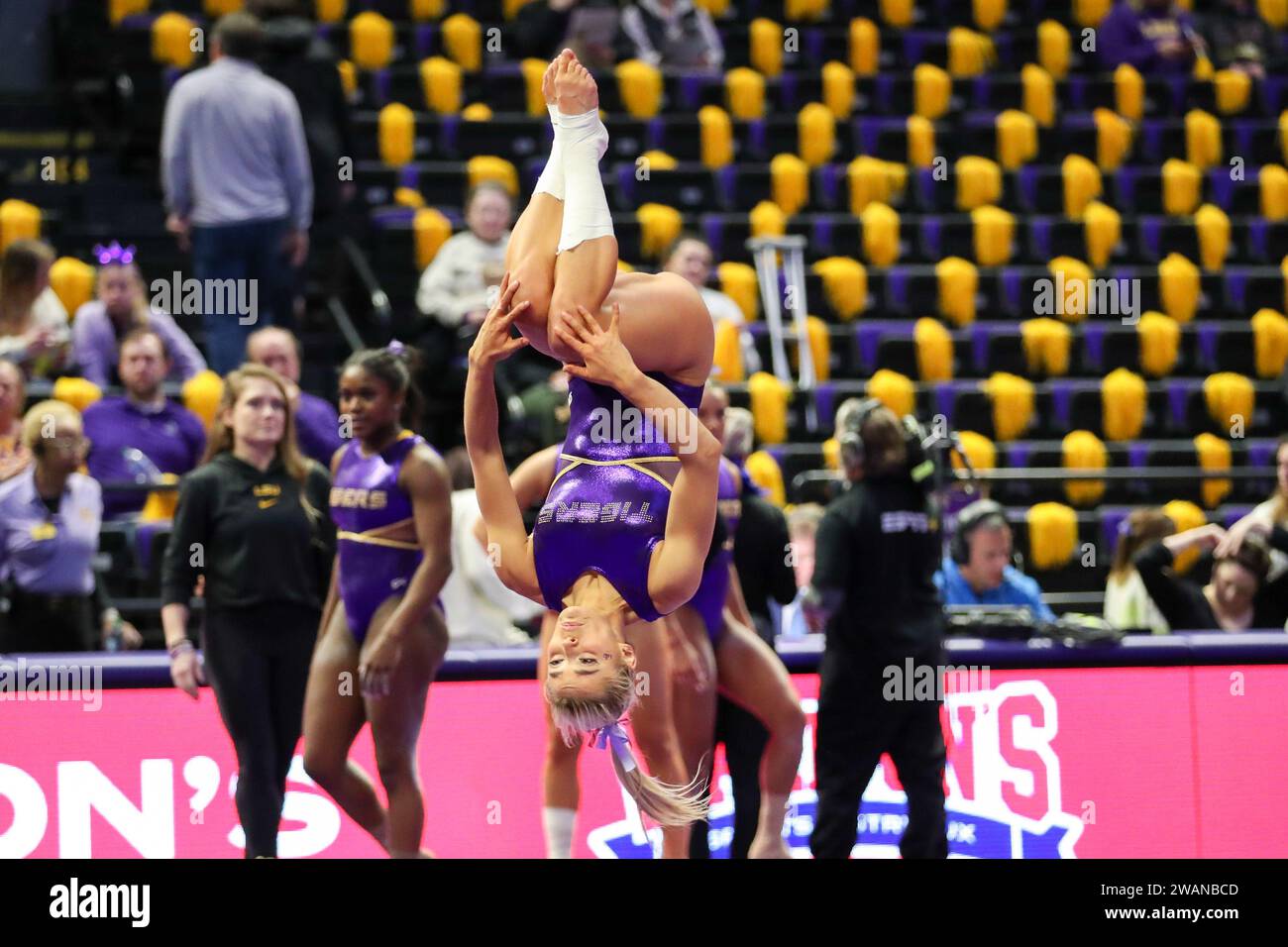 5 gennaio 2024: Olivia ''Livvy'' Dunne della LSU si riscalda sul ...