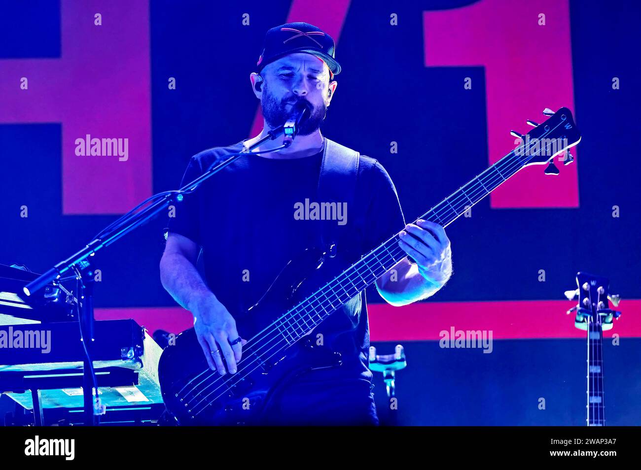 Chris Rodriguez von Revolverheld live bei einem Konzert der R/H/1 ...