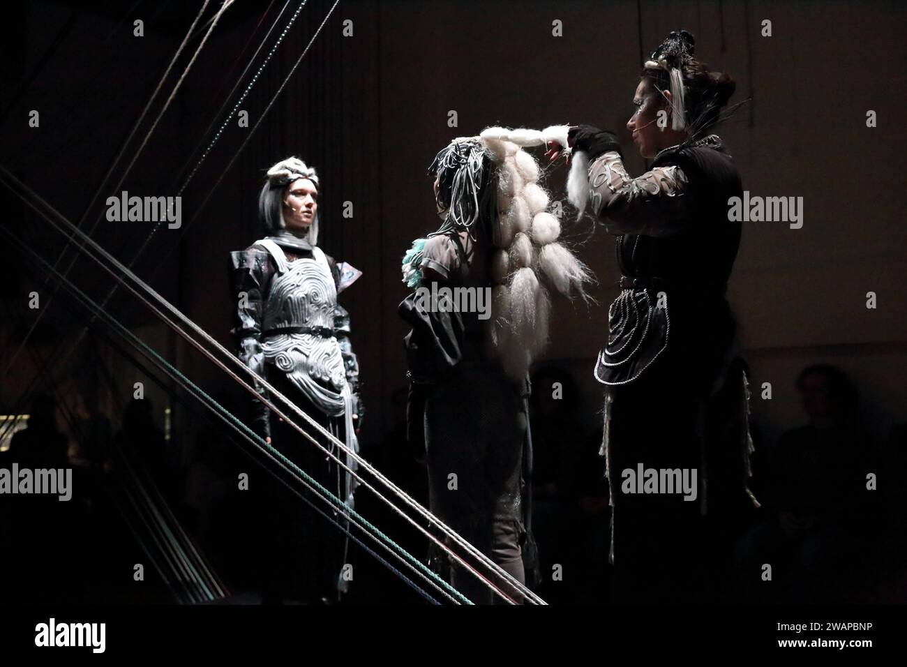 Caroline Schnitzer als Athropos, Nina Guo als Lachesis und Sophie Catherin als Clotho, v.l ...