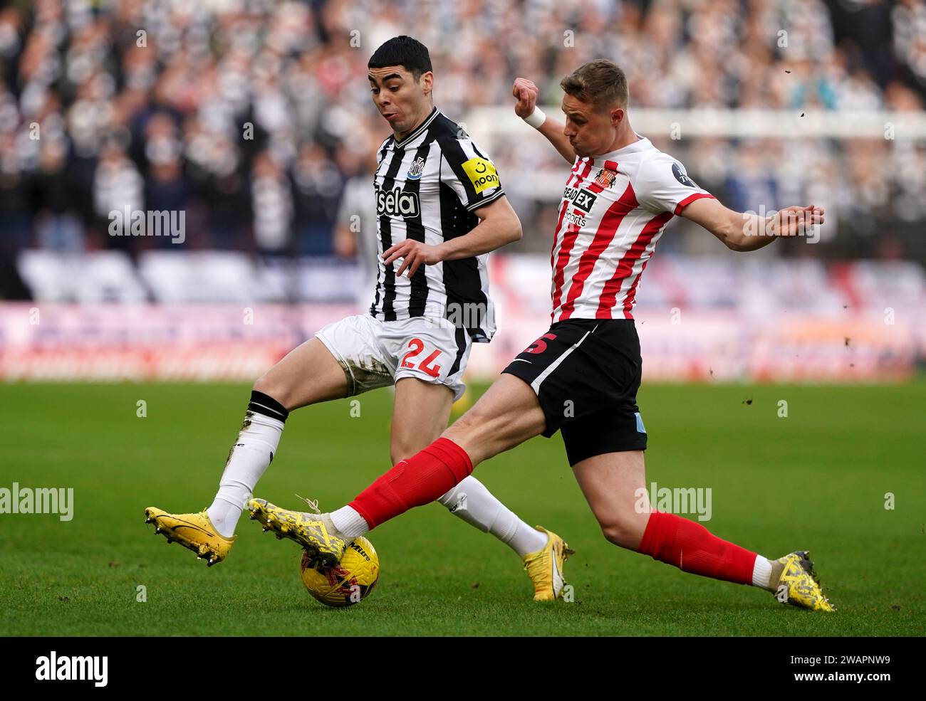 Miguel Almiron (a sinistra) del Newcastle United e Daniel Ballard del ...