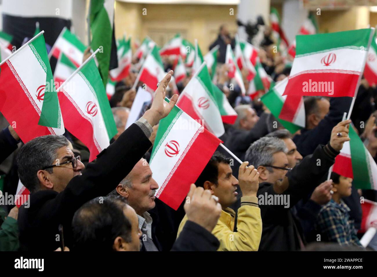 Zanjan, Iran. 6 gennaio 2024. I maschi iraniani sventolano bandiere ...