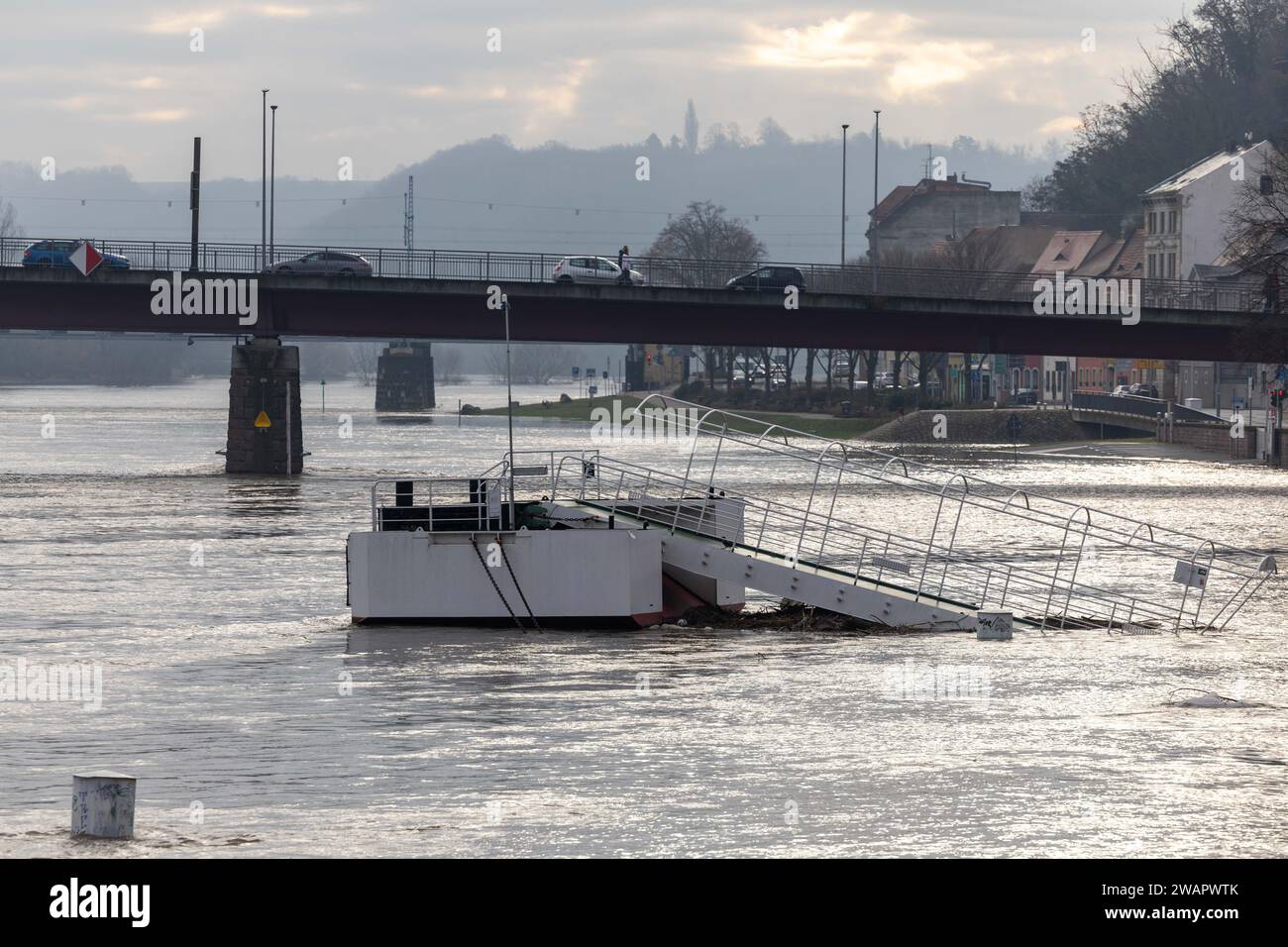 6 gennaio 2024, Sassonia, Meißen: Un pontile sull'Elba è circondato da ...